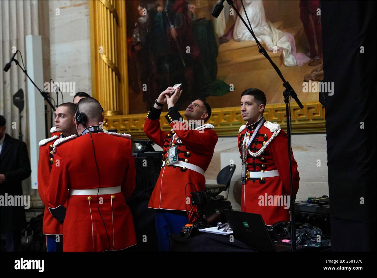 Members of the the U.S. Marine Band, "The President's Own," arrive ...