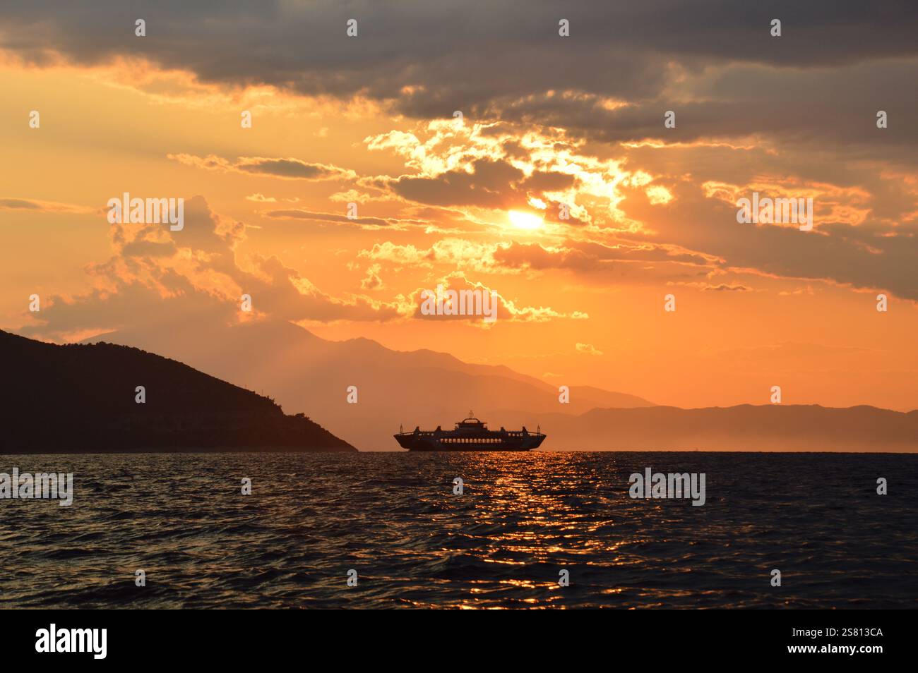 Photo sunset over sea hi-res stock photography and images - Alamy