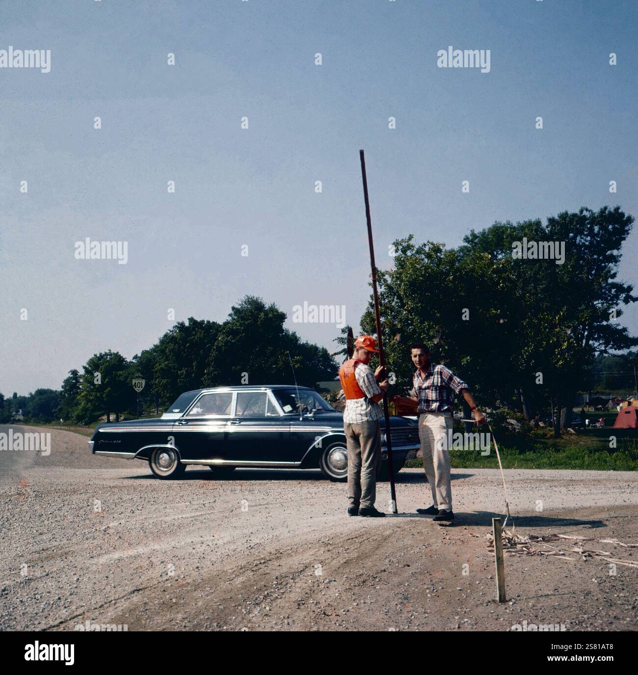Landvermessung an der Route 401 in Kanada, 1962. Land surveying by ...