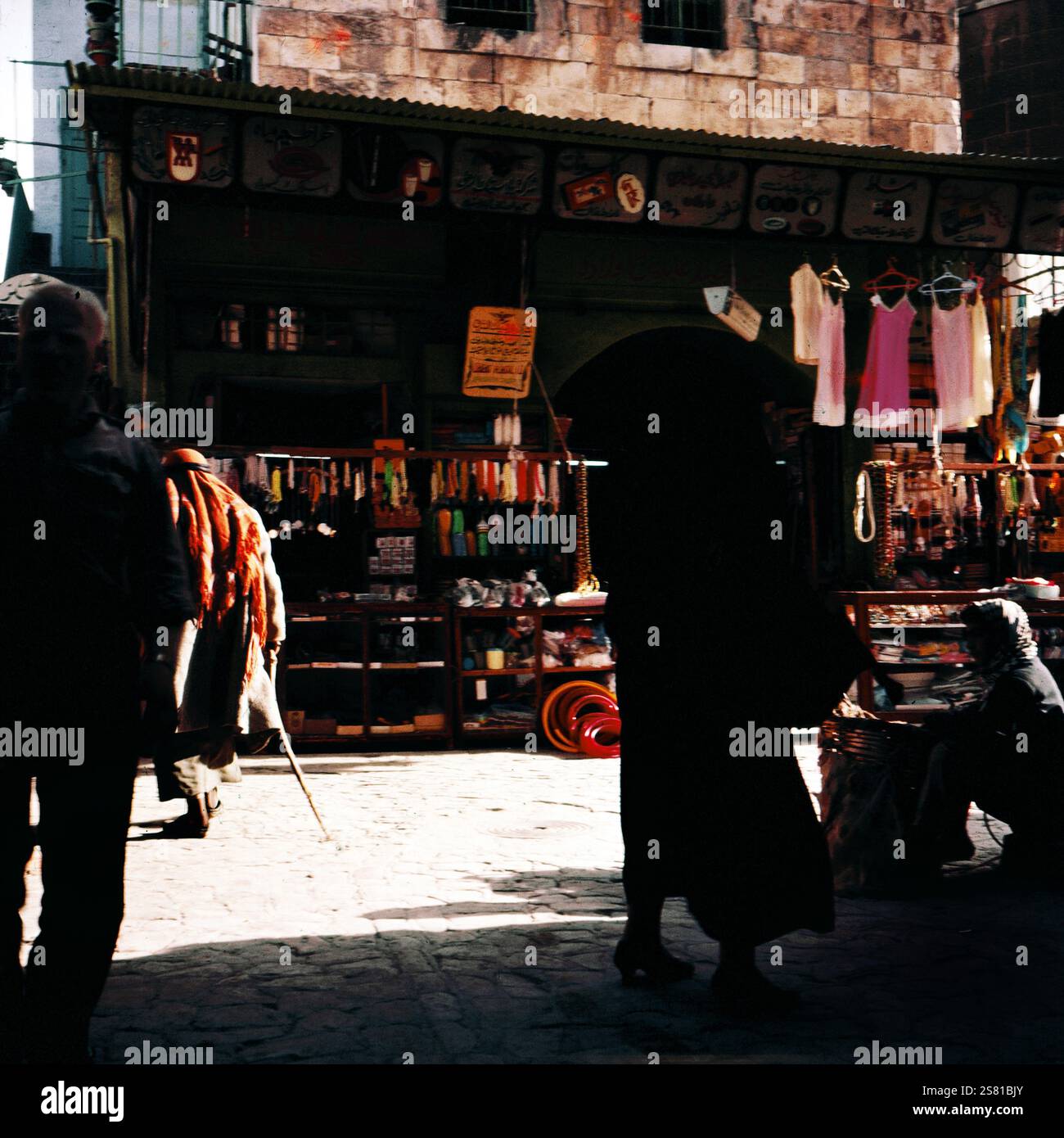 Straßenszene in Jerusalem, Palästina 1963. Street scene at Jerusalem ...