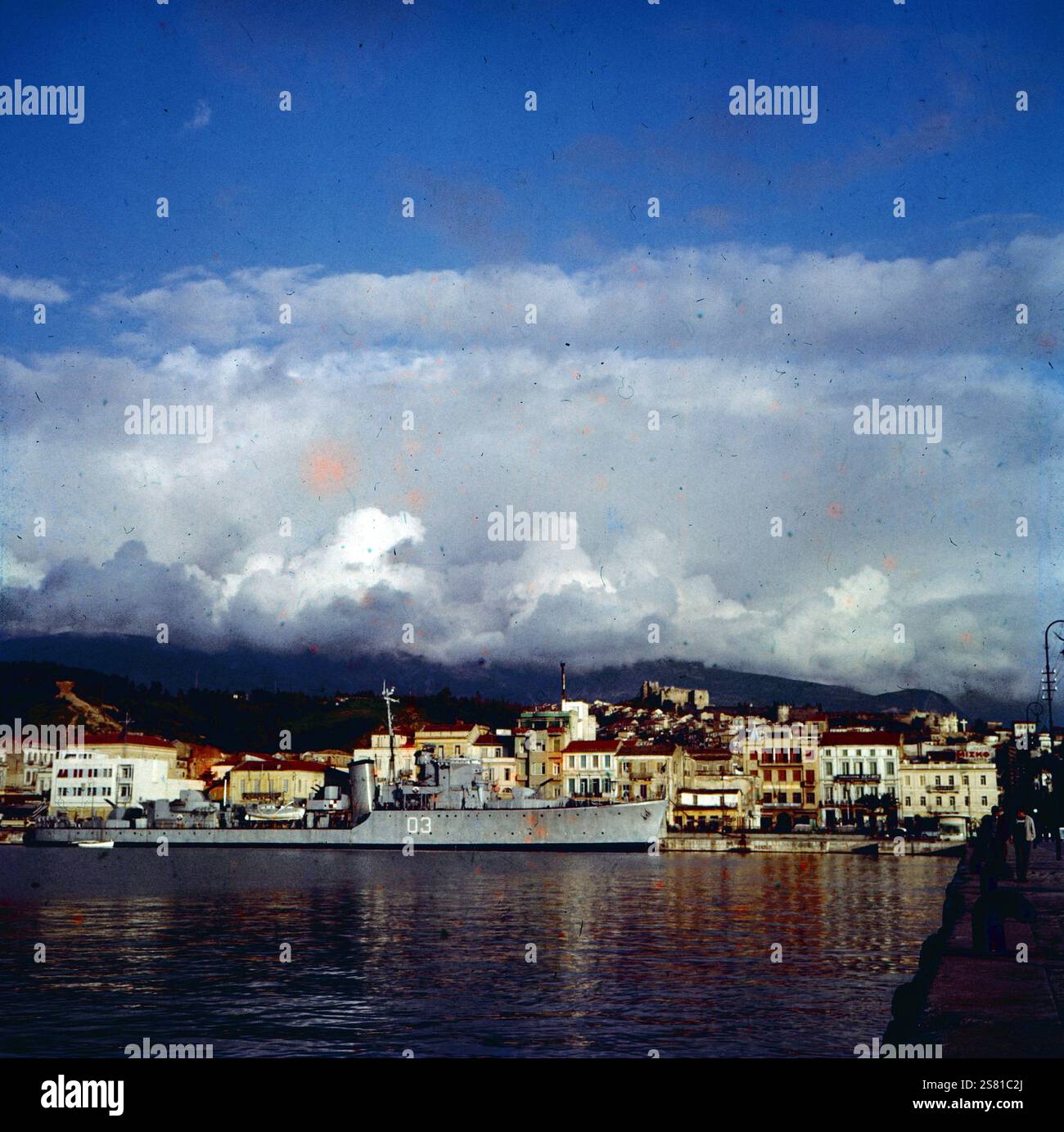 Ein Kriegsschiff liegt im Hafen von Patras, 1958. A warship lies in the ...