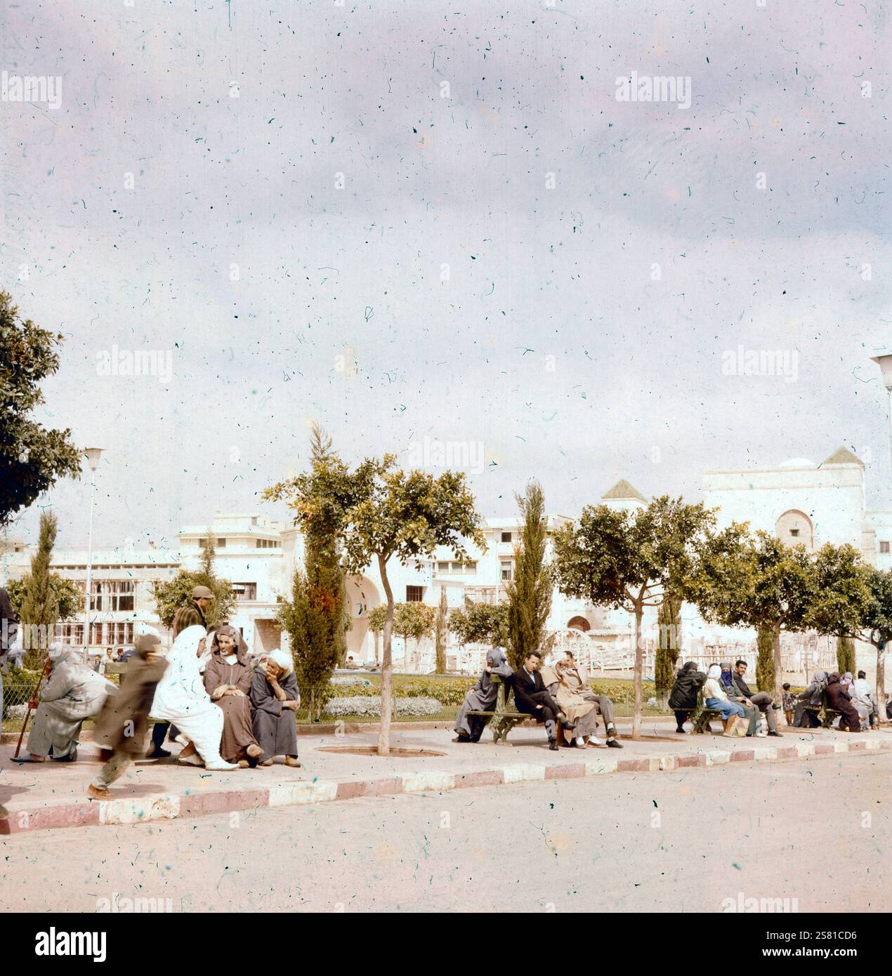 Straßenszene in Casablanca, im Hintergrund die Mahkama du Pacha, 1959 ...