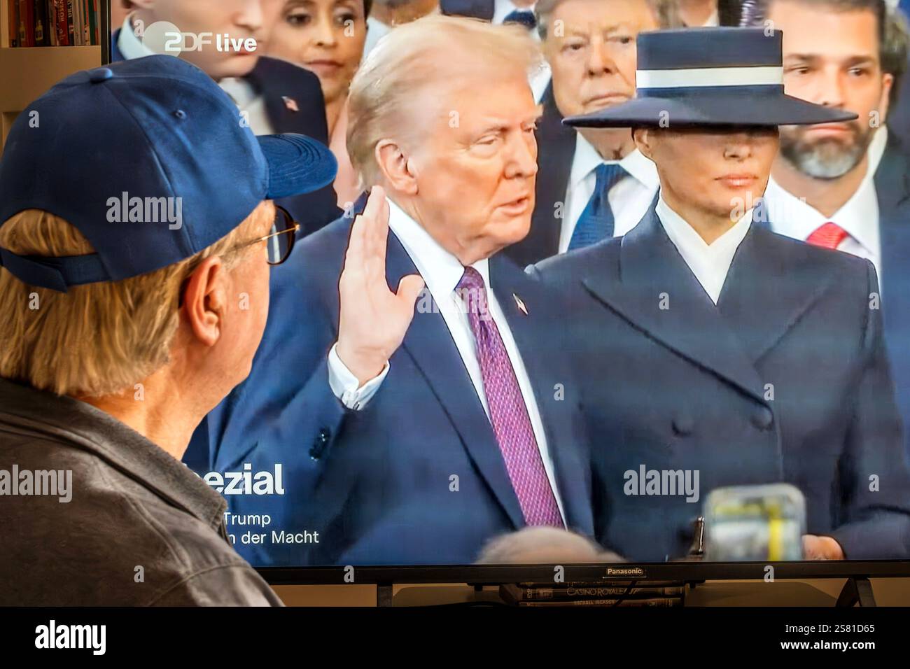 TV-Zuschauer verfolgt Vereidigung von Präsident Donald Trump live im ...
