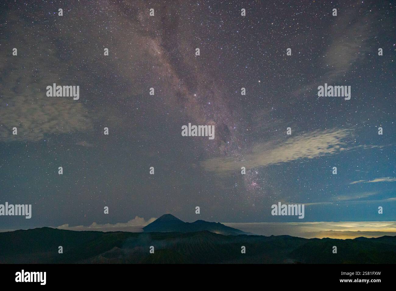 Time lapse The Milky Way above Volcano Bromo is beautifully clustered ...