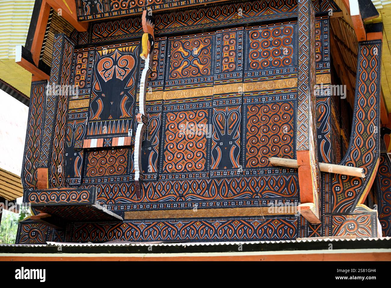 Beautiful Toraja ethnic design and pattern carved and painted on ...