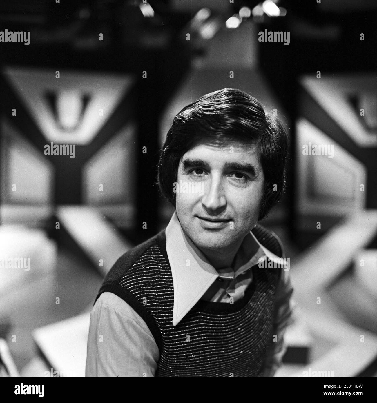 Der bulgarische Sänger Costa Dobrev im Porträt beim Fotoshooting vermutlich in einem DDR ...