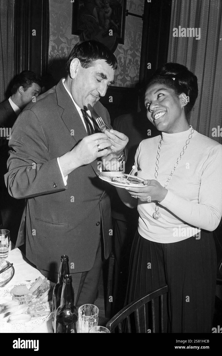 Der deutsche Theaterschauspieler Wolf Kaiser mit Jewel Brown beim ...