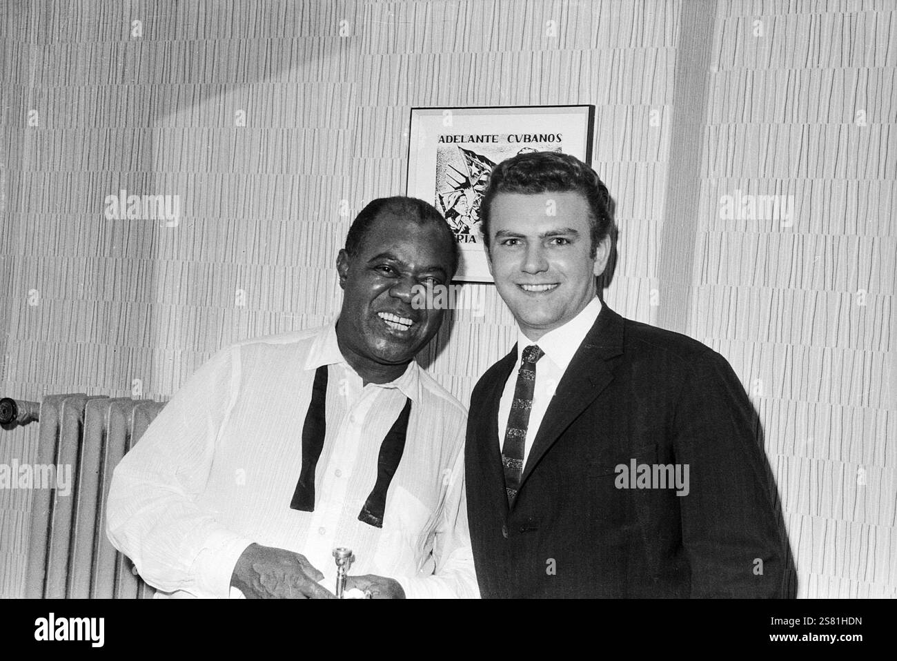Louis Armstrong mit DDR-Fotograf Tassilo Leher beim Bankett beim Besuch ...