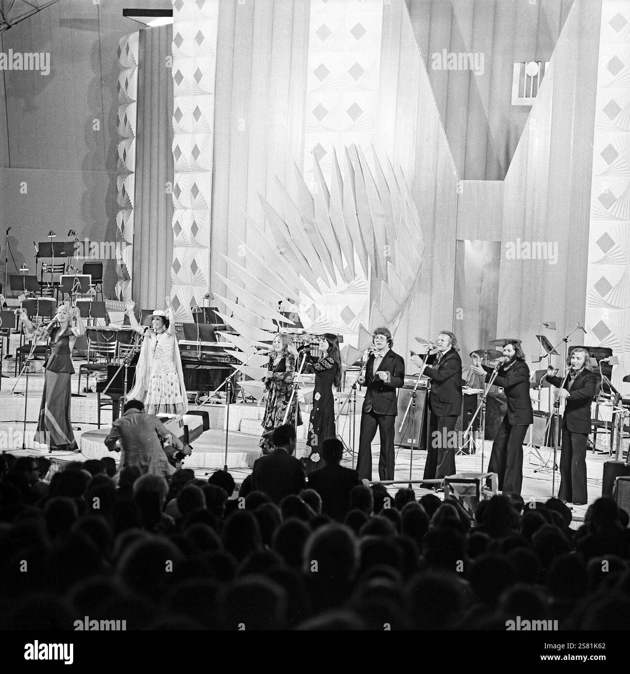 Das DDR-Vokalensemble Gerd Michaelis Chor auf der BÃ¼hne bei ihrem ...