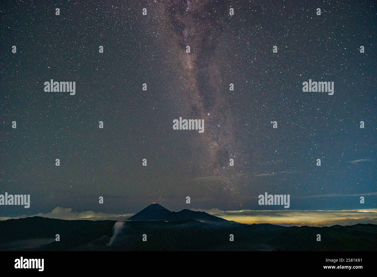 Time lapse The Milky Way above Volcano Bromo is beautifully clustered ...