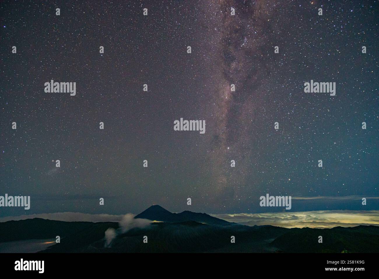 Time lapse The Milky Way above Volcano Bromo is beautifully clustered ...