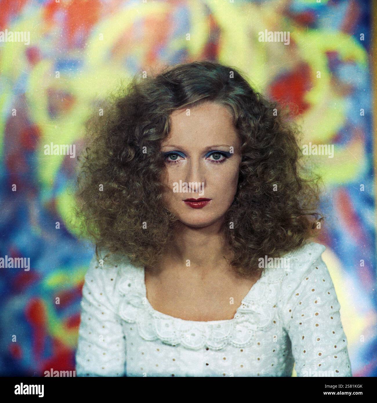 Die deutsche Sängerin Veronika Fischer vor buntem Hintergrund im Porträt beim Fotoshooting im ...