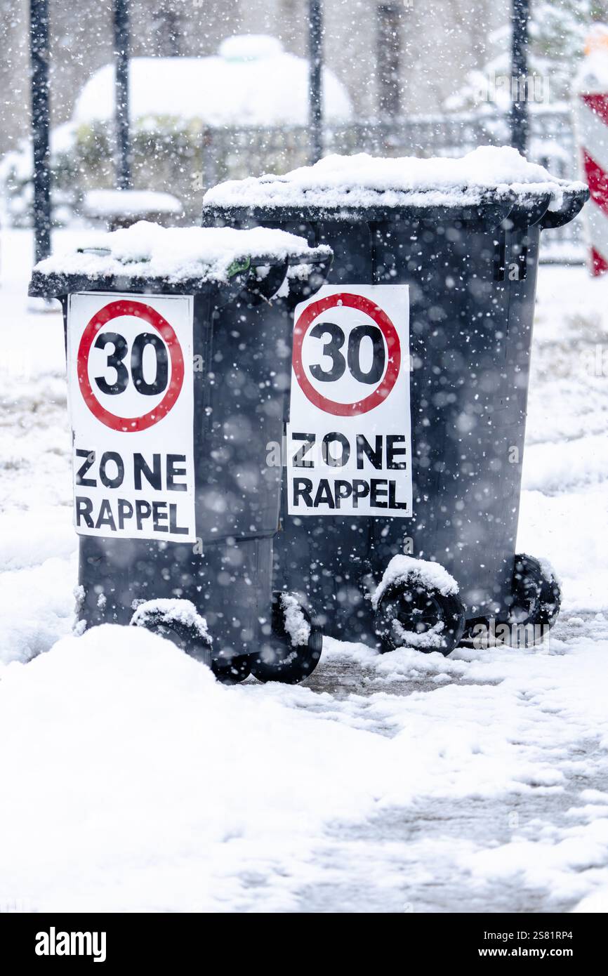 Two trash cans with a sign on them that says 30 zone rappel. The trash ...