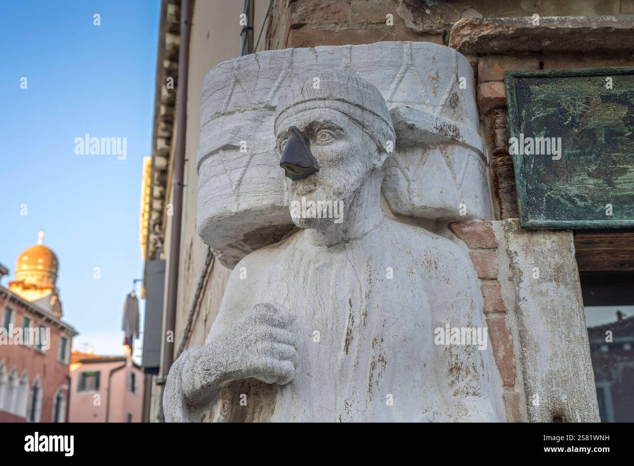 Antonio Rioba Mastelli mit seiner eisernen Nase, Statuen der Brüder ...