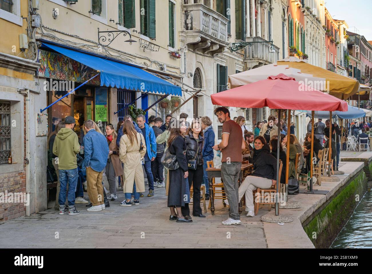 Bar, Gastronomie, junge Leute am Canal Rio della Misericordia, Viertel ...