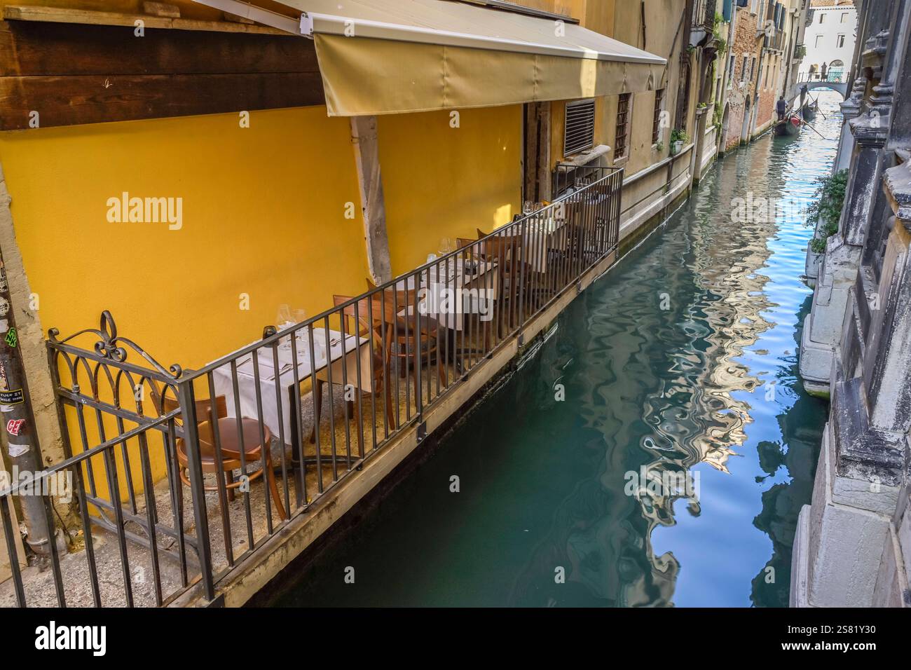 Restaurant, kleiner Balkon, kleiner Kanal, Venedig, Venetien, Italien ...