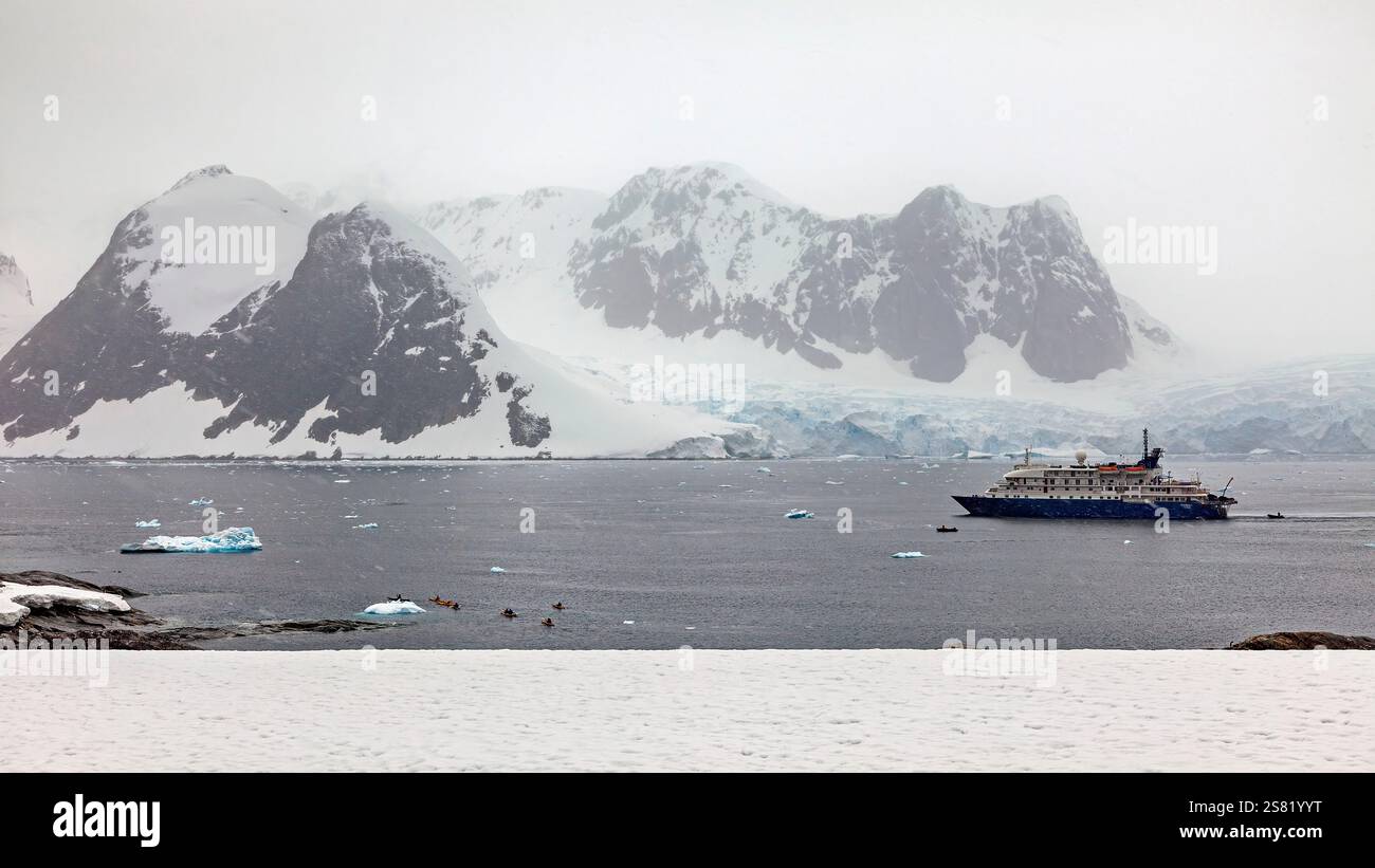 Expedition cruising in arctic hi-res stock photography and images - Alamy