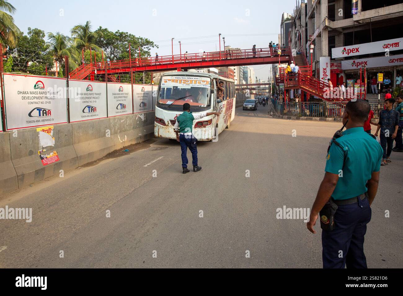 Traffic police control traffic on a road in Dhaka, Bangladesh Stock ...