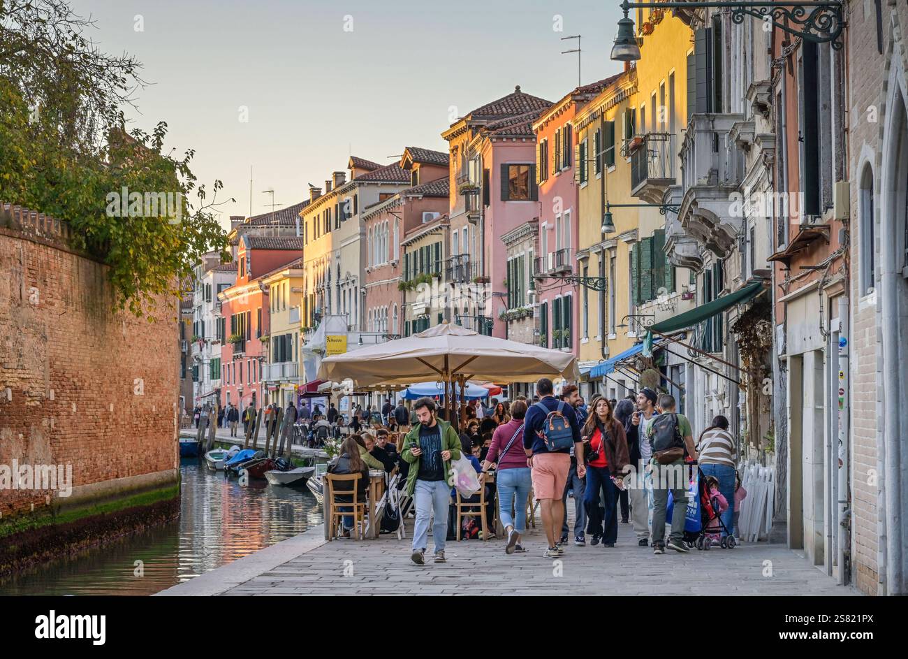 Bar, Gastronomie, junge Leute am Canal Rio della Misericordia, Viertel ...