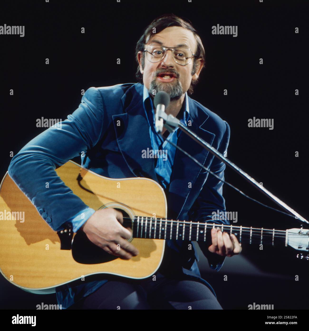 Roger Whittaker, britischer Sänger und Kunstpfeifer, bei einem Auftritt ...