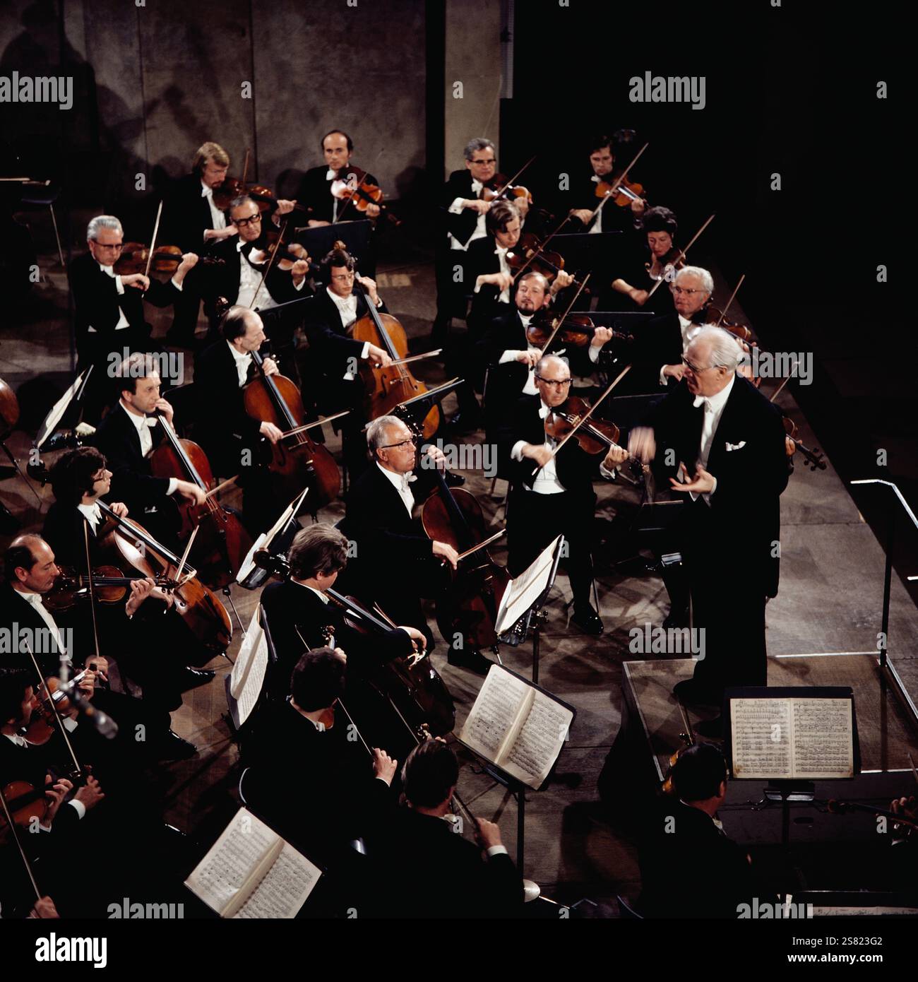 Eugen Jochum, bedeutender deutscher Dirigent, hier mit Orchester, circa ...