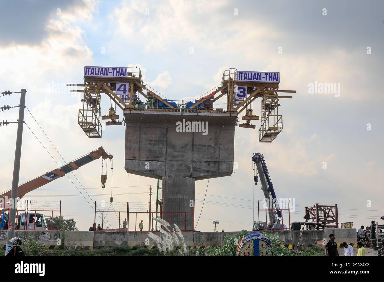 Construction of the Dhaka Metro Rail in Uttara, Dhaka, Bangladesh Stock Photo - Alamy