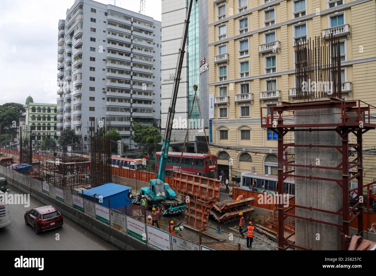 Construction of the Dhaka Metro Rail in Agargaon, Dhaka, Bangladesh Stock Photo - Alamy