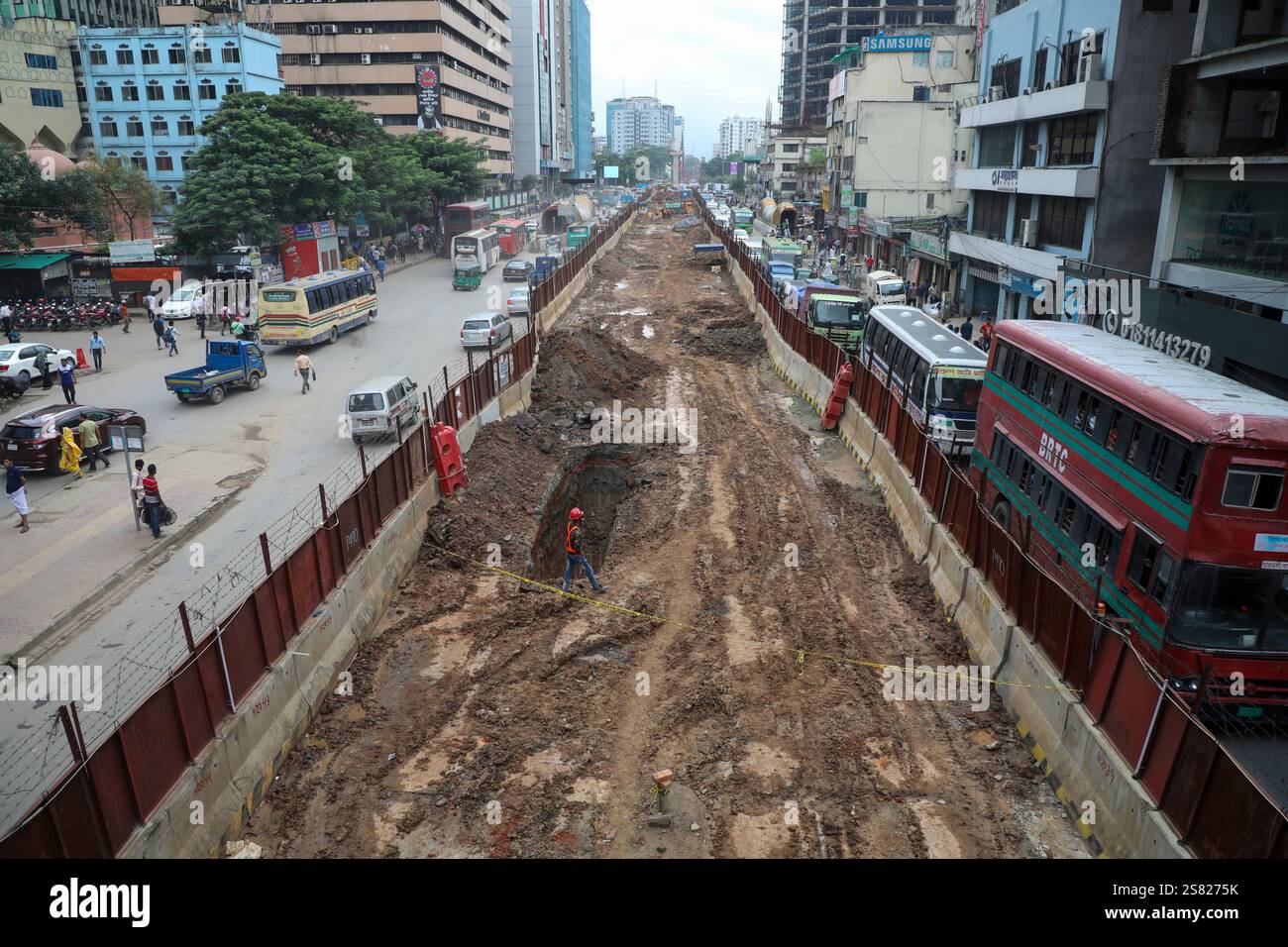 Construction of the Dhaka Metro Rail in Agargaon, Dhaka, Bangladesh Stock Photo - Alamy