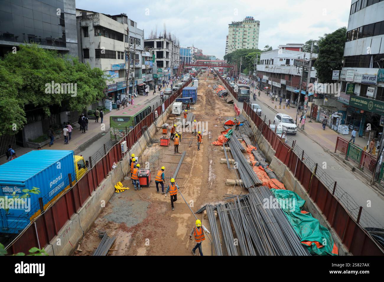 Construction of the Dhaka Metro Rail in Agargaon, Dhaka, Bangladesh Stock Photo - Alamy