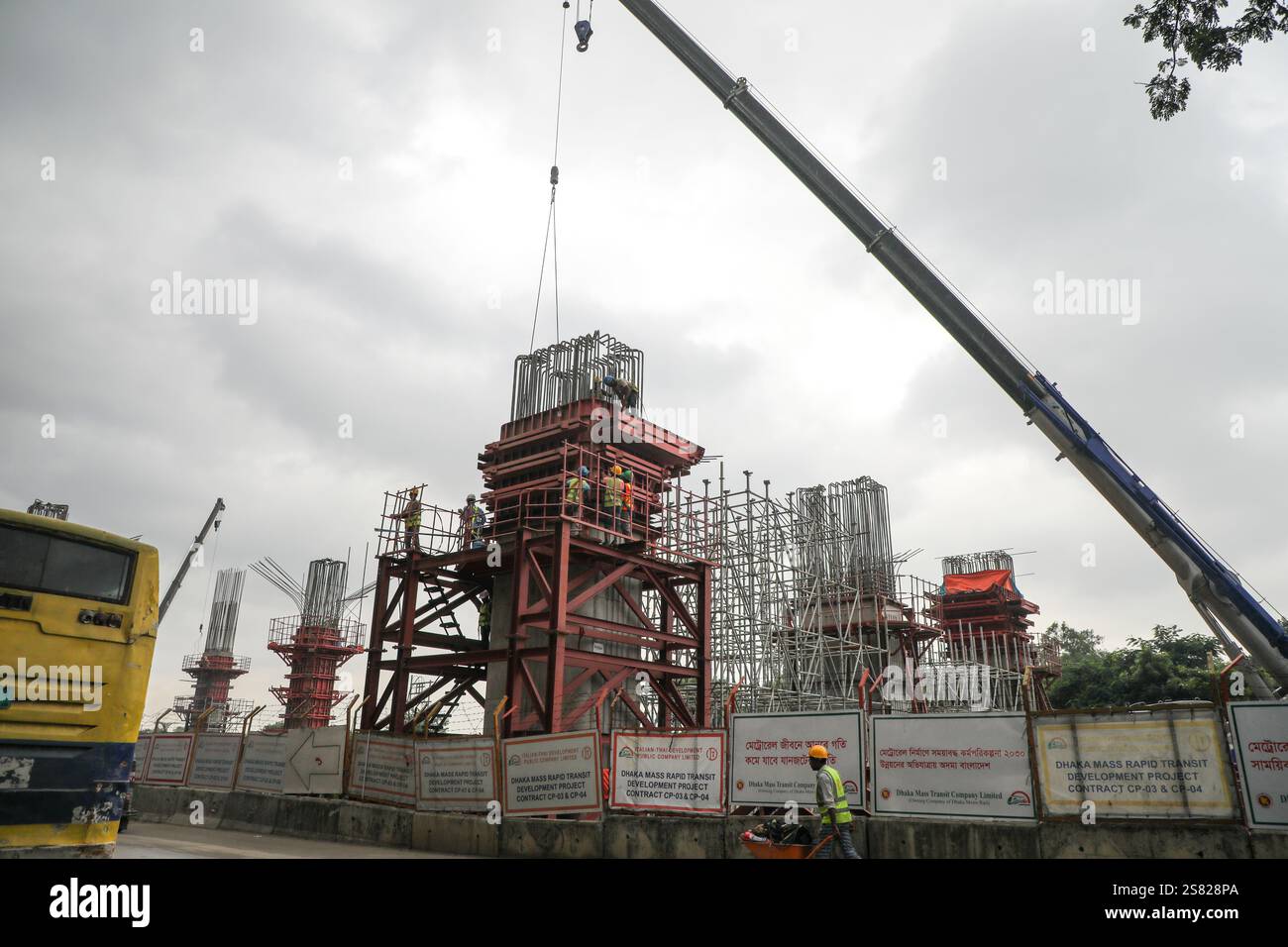Construction of the Dhaka Metro Rail in Agargaon, Dhaka, Bangladesh Stock Photo - Alamy