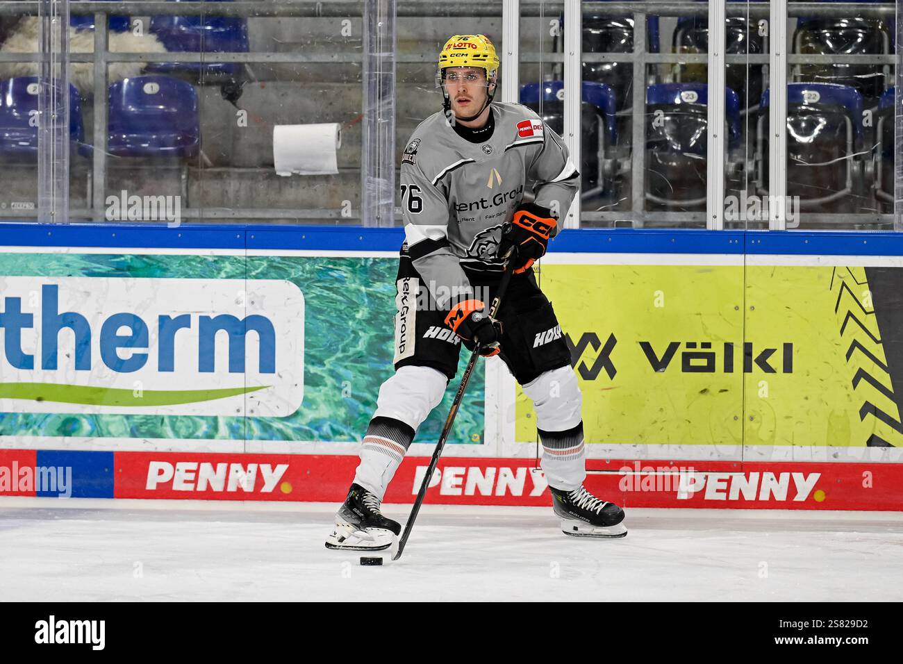 Daniel Wirt (Loewen Frankfurt, #76) beim Warmup. GER, Straubing Tigers ...