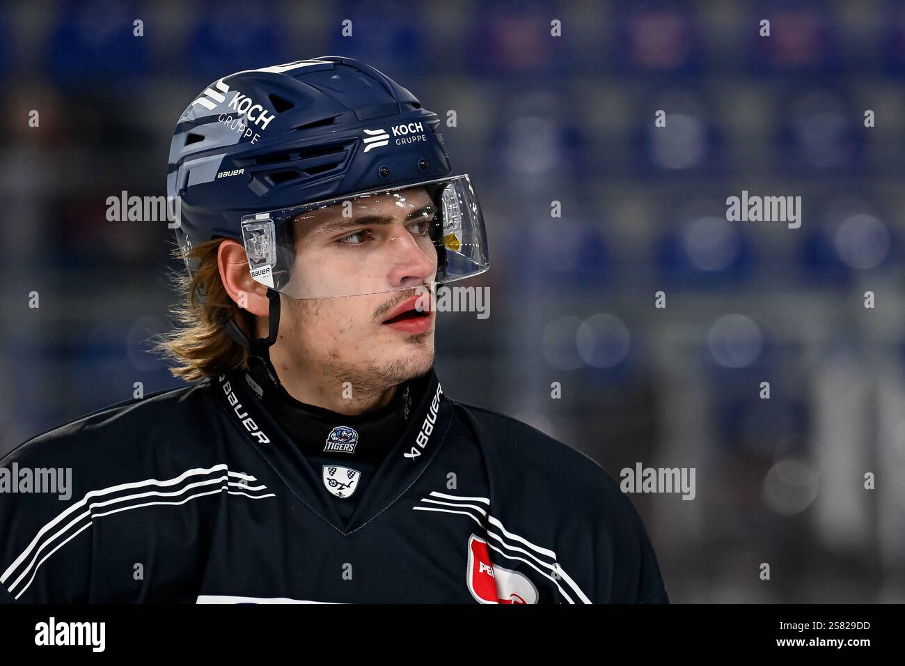 Adrian Klein (Straubing Tigers, #17) beim Warmup. GER, Straubing Tigers ...