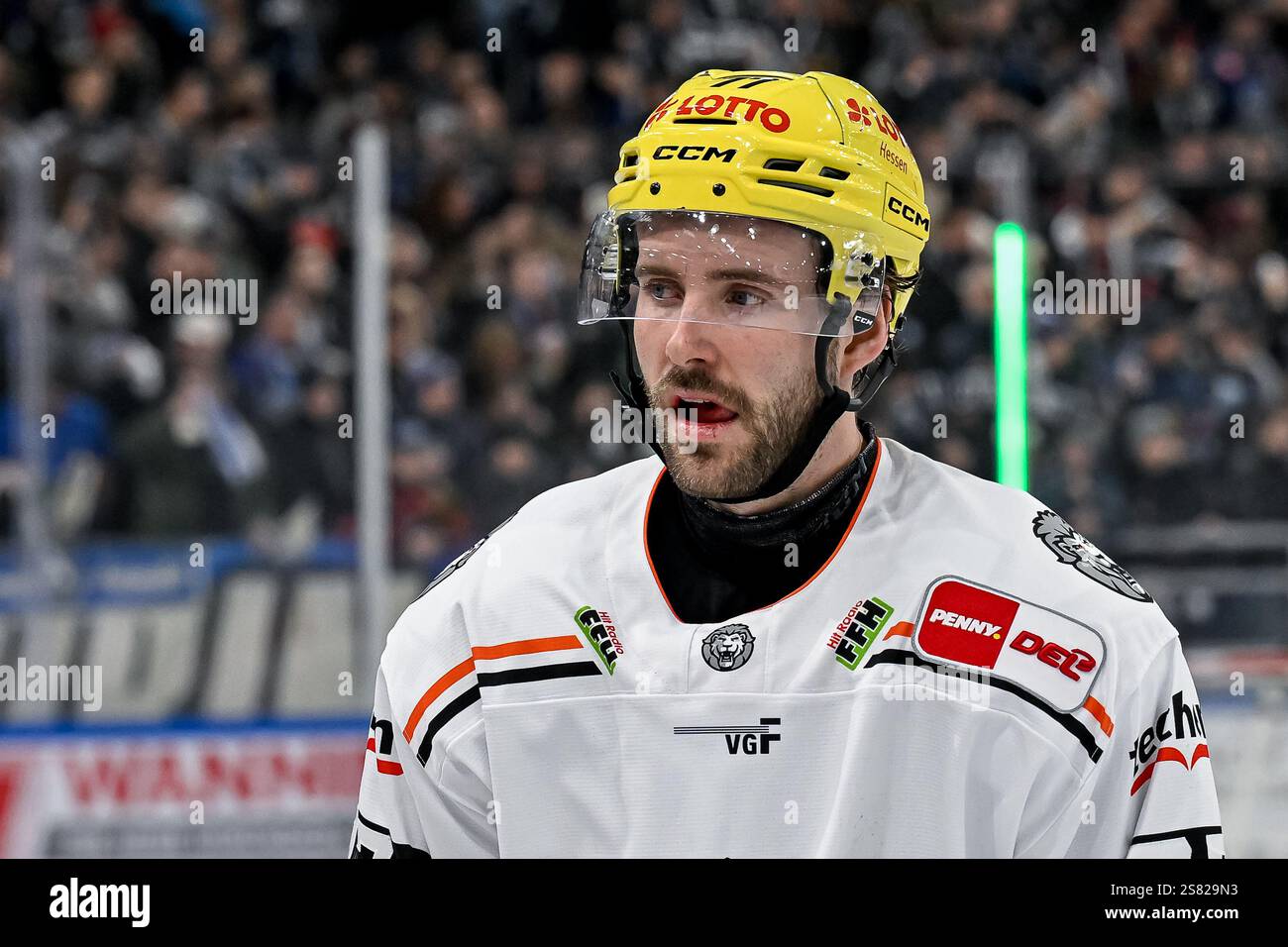 Daniel Pfaffengut (Loewen Frankfurt, #77). GER, Straubing Tigers vs ...