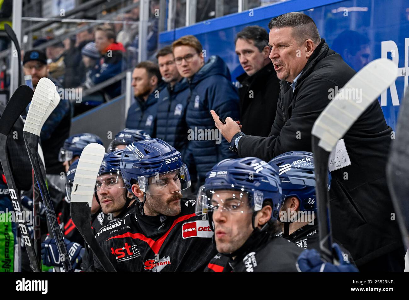Tom Pokel (Chef-Trainer, Straubing Tigers). GER, Straubing Tigers vs ...