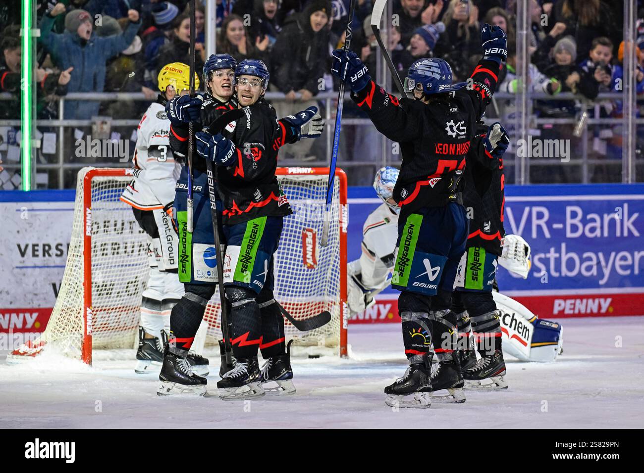 Die Straubinger bejubeln mit Joshua Samanski (Straubing Tigers, #8 ...