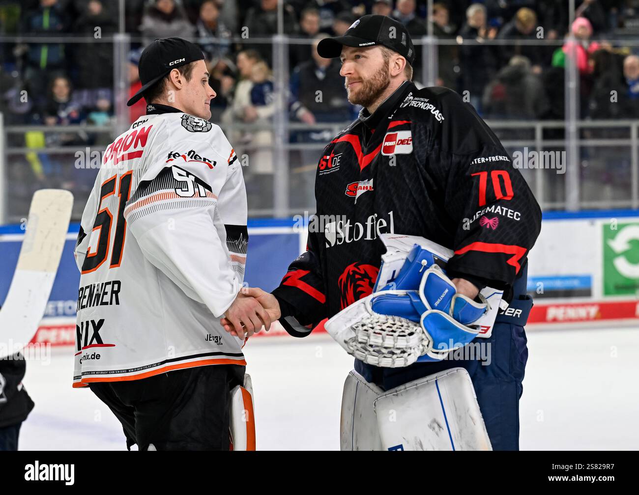 Shakehands zwsichen Cody Brenner (Torwart, Loewen Frankfurt, #51) und ...