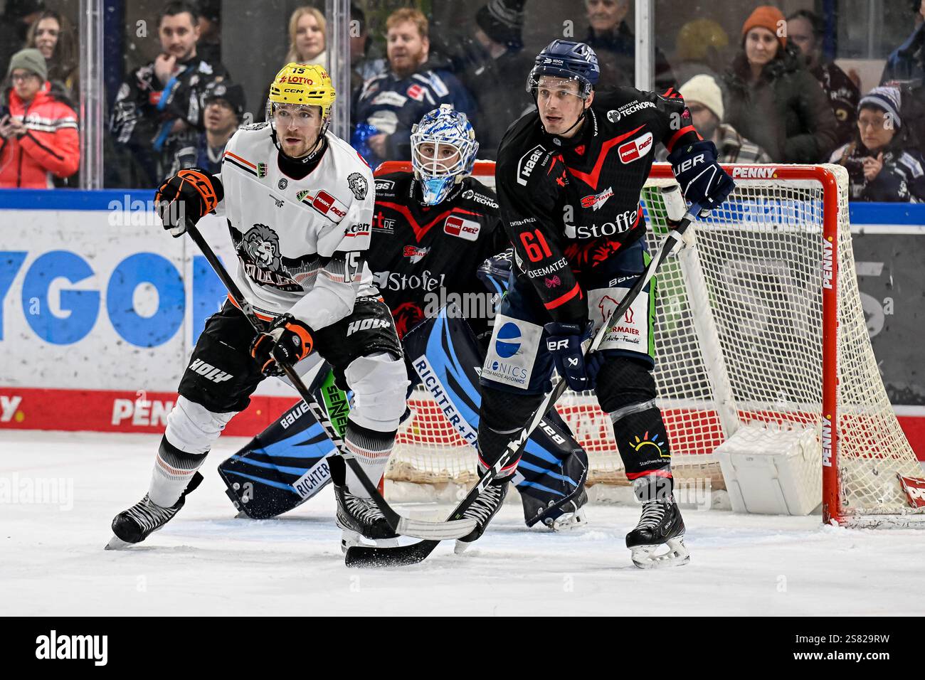 Carter Proft (Loewen Frankfurt, #15) und Justin Braun (Straubing Tigers ...