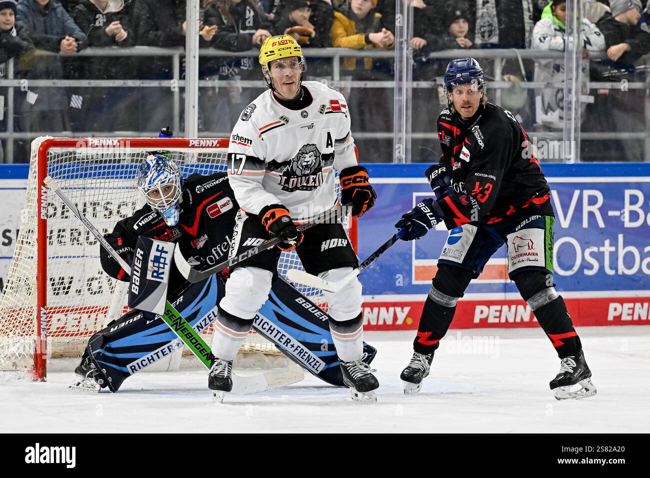 Carter Rowney (Loewen Frankfurt, #17) und Philip Samuelsson (Straubing ...