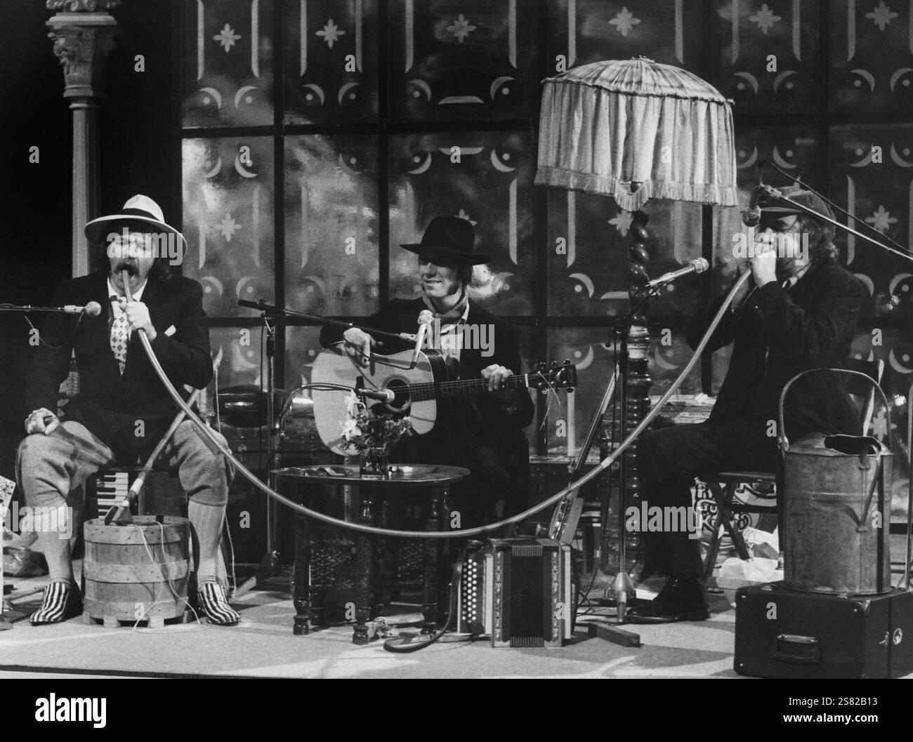 Schweizer Geräuschimitatoren Trio Pfuri, Gorps und Kniri, bestehend aus ...