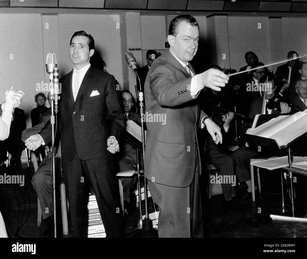 Der junge Sänger Freddy Quinn singt und wird dabei vom NDR ...