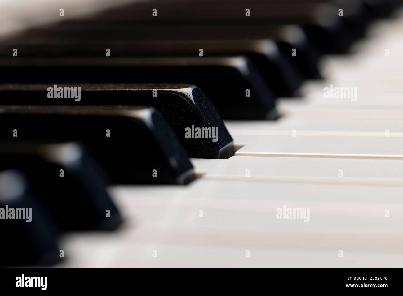 Grand piano side view hi-res stock photography and images - Alamy