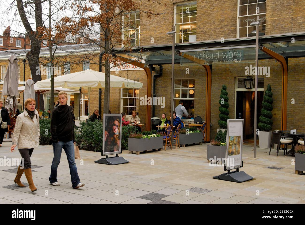 Richard ward salon hi-res stock photography and images - Alamy