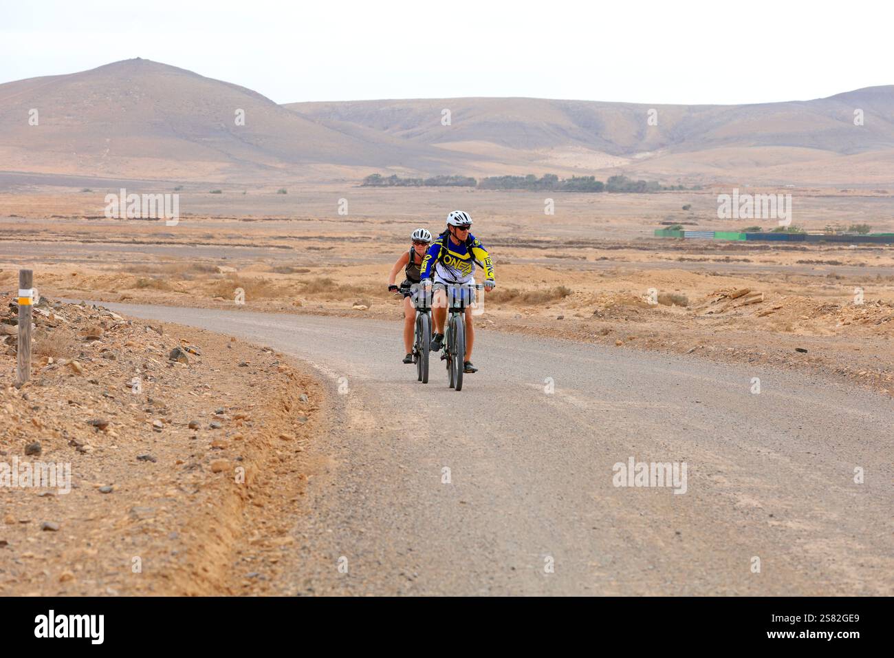 Dusty road roads track tracks trail hi-res stock photography and images ...