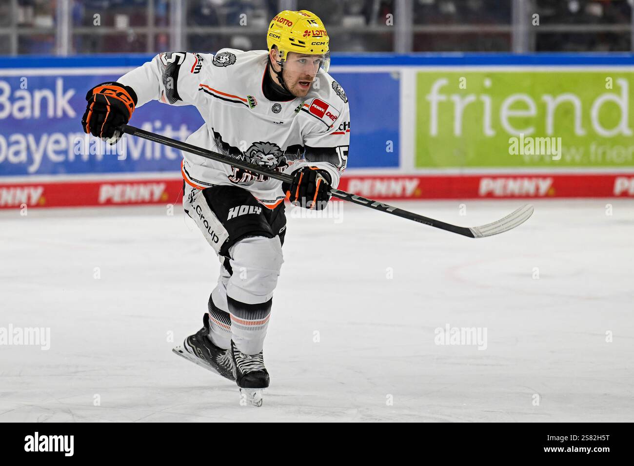 Straubing, Deutschland. 19th Jan, 2025. Carter Proft (Loewen Frankfurt ...
