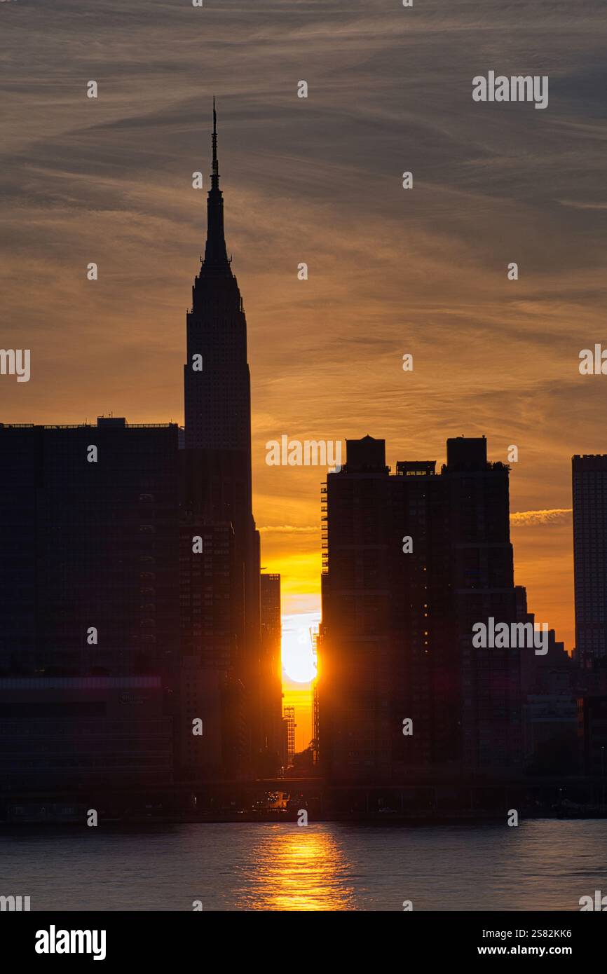 Silhouette of the Empire State Building and other landmarks in ...