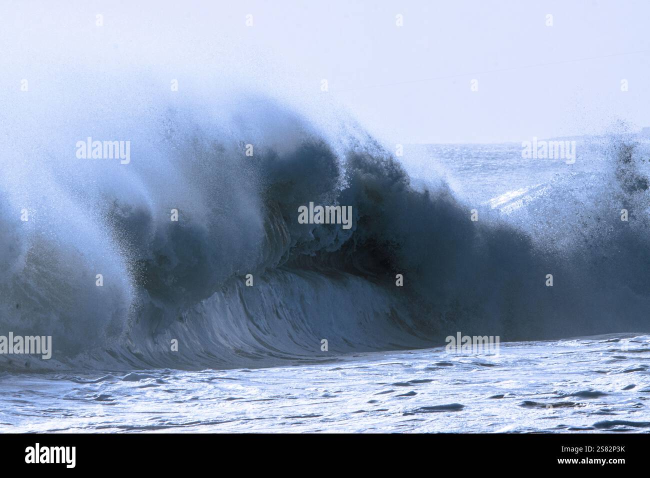 Tide surge and waves hi-res stock photography and images - Alamy