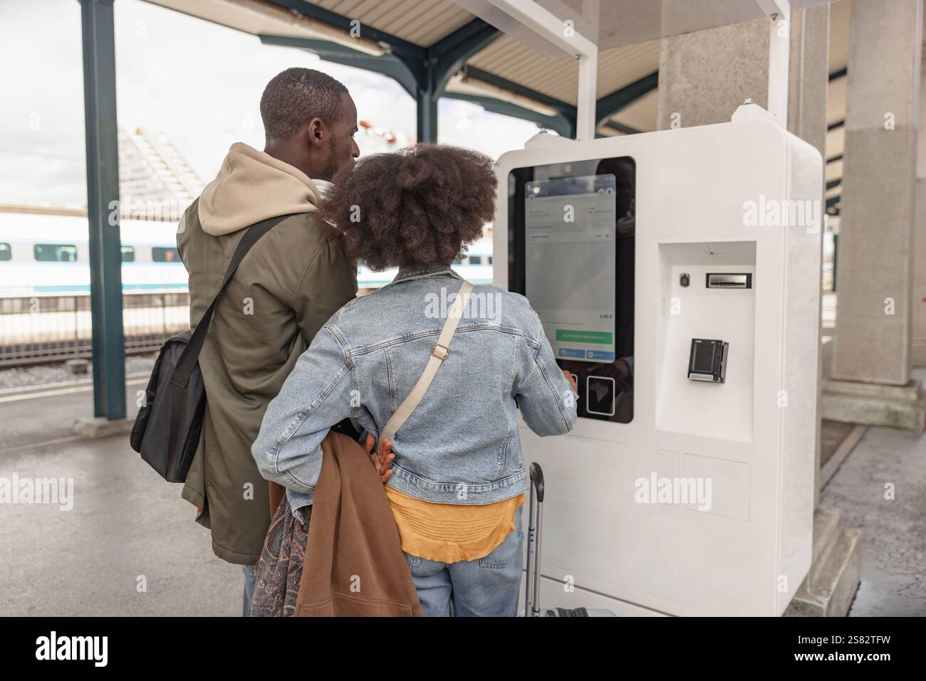 Man paying ticket vending hi-res stock photography and images - Alamy