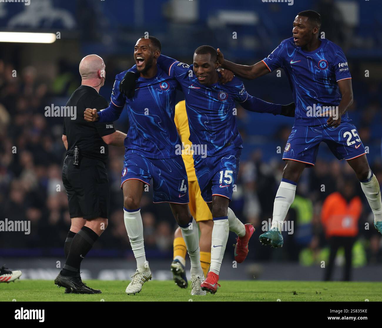 London, UK. 20th Jan, 2025. Tosin Adarabioyo (L) of Chelsea celebrates ...