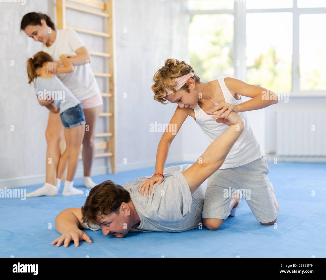Father and son training self-defense techniques Stock Photo - Alamy