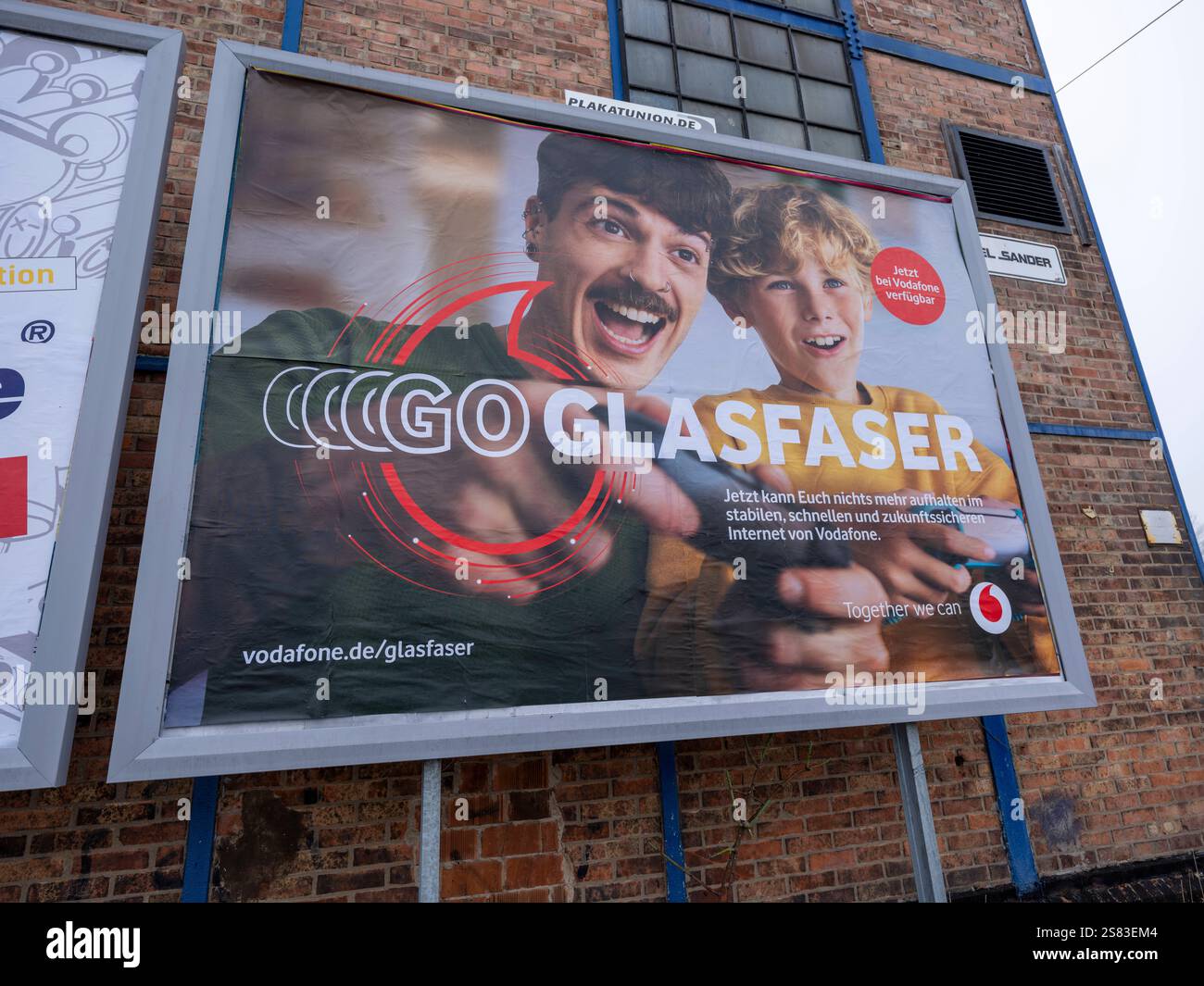 Werbeplakat für Glasfaser von Vodafone an der Wand von einem ...